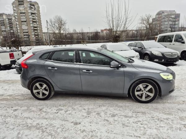 Pelēks Volvo V40 2018 Rīga, ar dzinēja tilpumu 2.00 L un nobraukumu 246 tūkst. km par 10990 €, foto 5 vietnē AUTOMOTO.COM.LV