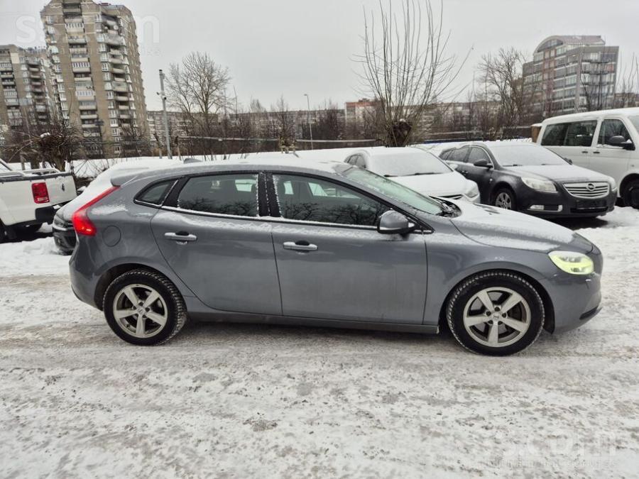 Pelēks Volvo V40 2018 Rīga, ar dzinēja tilpumu 2.00 L un nobraukumu 246 tūkst. km par 10990 €, foto 5 vietnē AUTOMOTO.COM.LV