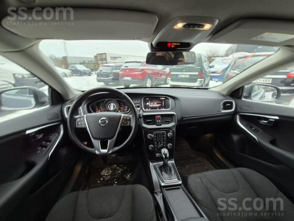 Pelēks Volvo V40 2018 Rīga, ar dzinēja tilpumu 2.00 L un nobraukumu 246 tūkst. km par 10990 €, foto 10 vietnē AUTOMOTO.COM.LV
