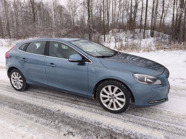 Volvo V40 2012 in Vilnius, with an engine capacity of 1.60 L and mileage of 282 thousand km for 5000 €, photo 4 on AUTOMOTO.COM.LV