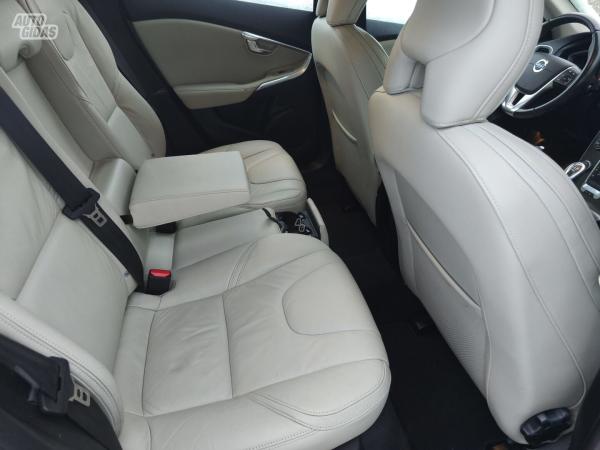 Volvo V40 2012 in Vilnius, with an engine capacity of 1.60 L and mileage of 282 thousand km for 5000 €, photo 9 on AUTOMOTO.COM.LV