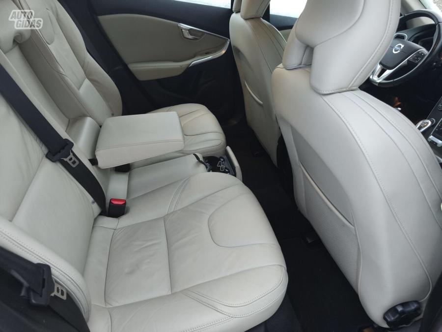 Volvo V40 2012 in Vilnius, with an engine capacity of 1.60 L and mileage of 282 thousand km for 5000 €, photo 9 on AUTOMOTO.COM.LV