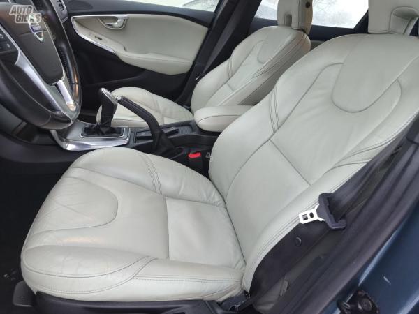 Volvo V40 2012 in Vilnius, with an engine capacity of 1.60 L and mileage of 282 thousand km for 5000 €, photo 10 on AUTOMOTO.COM.LV