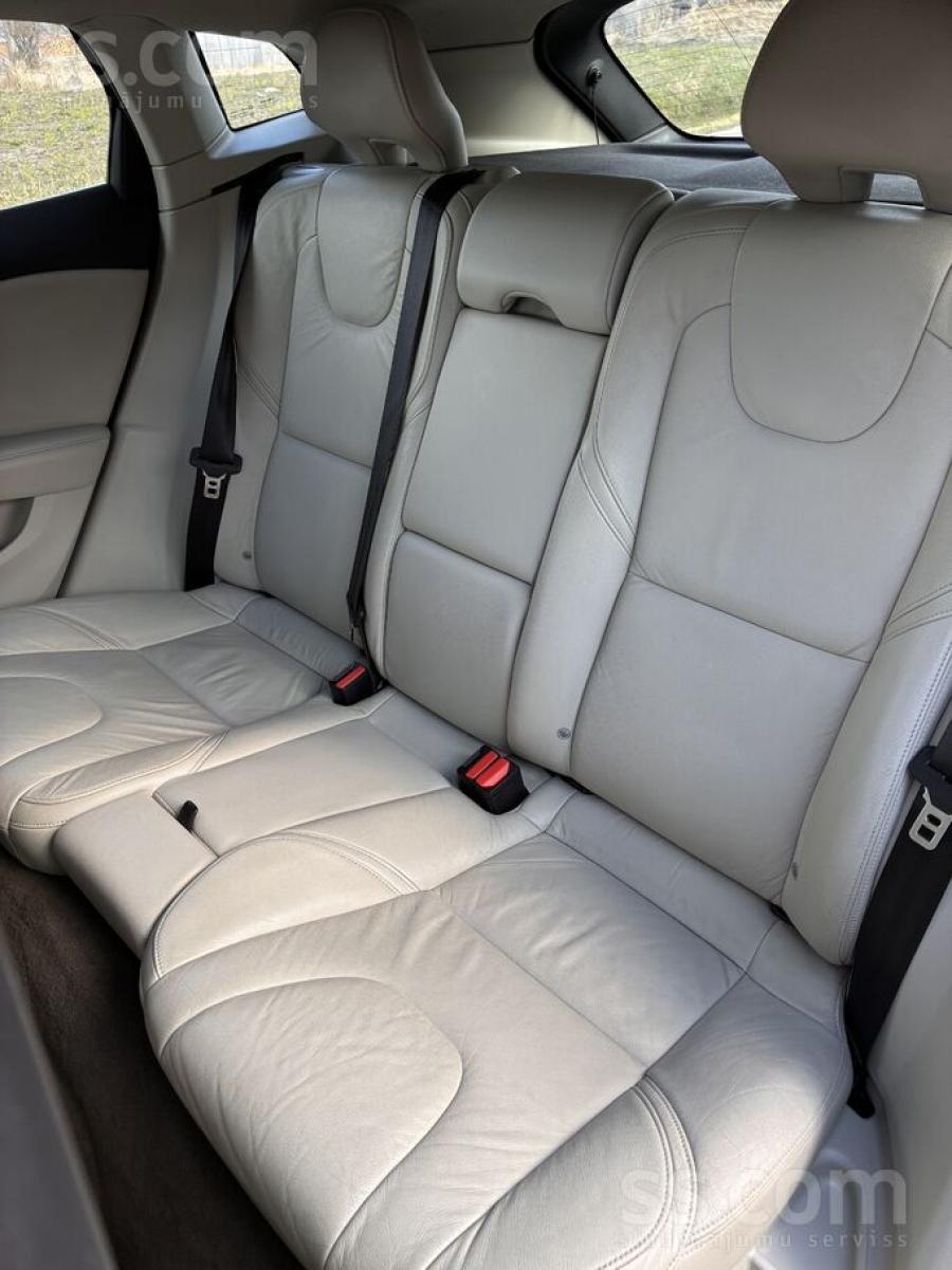 Volvo V40 2012 in Jelgava, with an engine capacity of 2.00 L and mileage of 283 thousand km for 6300 €, photo 9 on AUTOMOTO.COM.LV