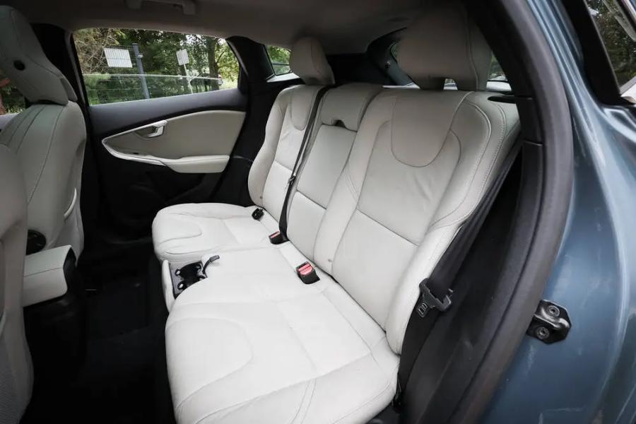 Volvo V40 2012 Jelgava, ar dzinēja tilpumu 2.00 L un nobraukumu 268 tūkst. km par 7000 €, foto 23 vietnē AUTOMOTO.COM.LV