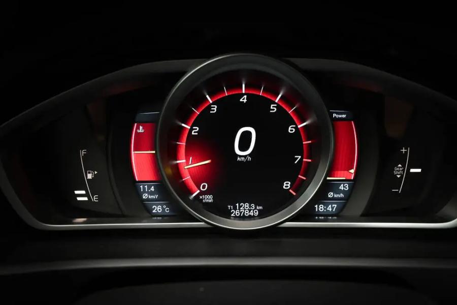 Volvo V40 2012 Jelgava, ar dzinēja tilpumu 2.00 L un nobraukumu 268 tūkst. km par 7000 €, foto 25 vietnē AUTOMOTO.COM.LV