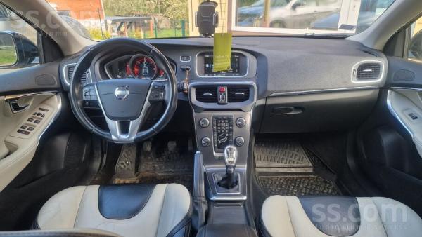 Volvo V40 2013 in Cesis, with an engine capacity of 1.60 L and mileage of 255 thousand km for 5900 €, photo 2 on AUTOMOTO.COM.LV