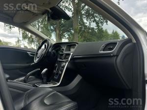 Volvo V40 2013 in Jelgava, with an engine capacity of 1.60 L and mileage of 0 thousand km for 7690 €, photo 11 on AUTOMOTO.COM.LV