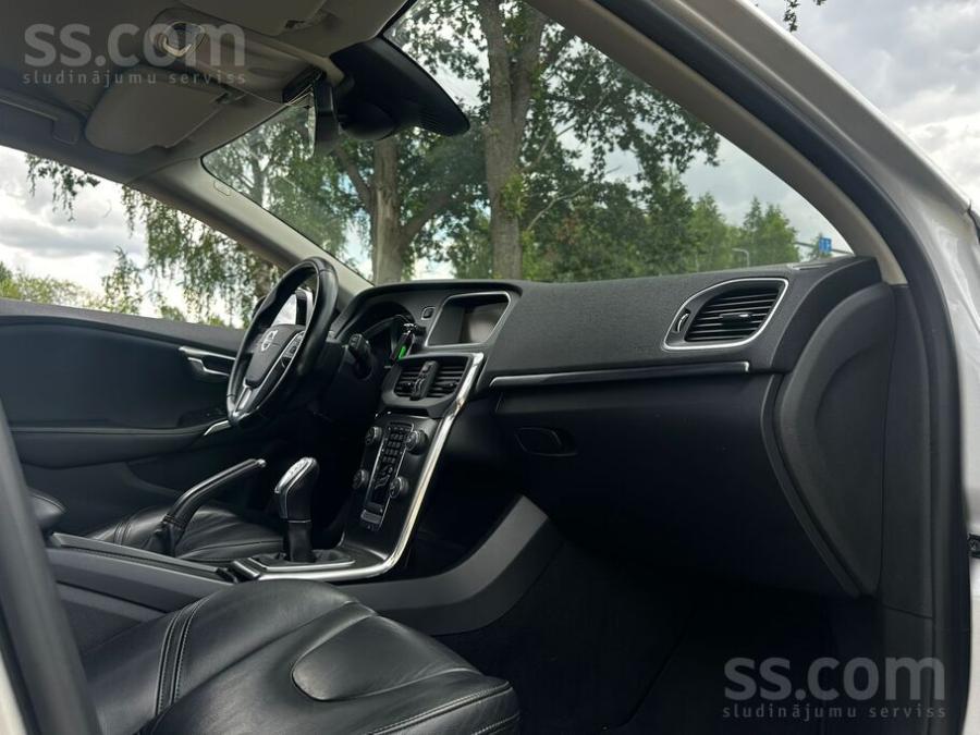 Volvo V40 2013 in Jelgava, with an engine capacity of 1.60 L and mileage of 0 thousand km for 7690 €, photo 11 on AUTOMOTO.COM.LV