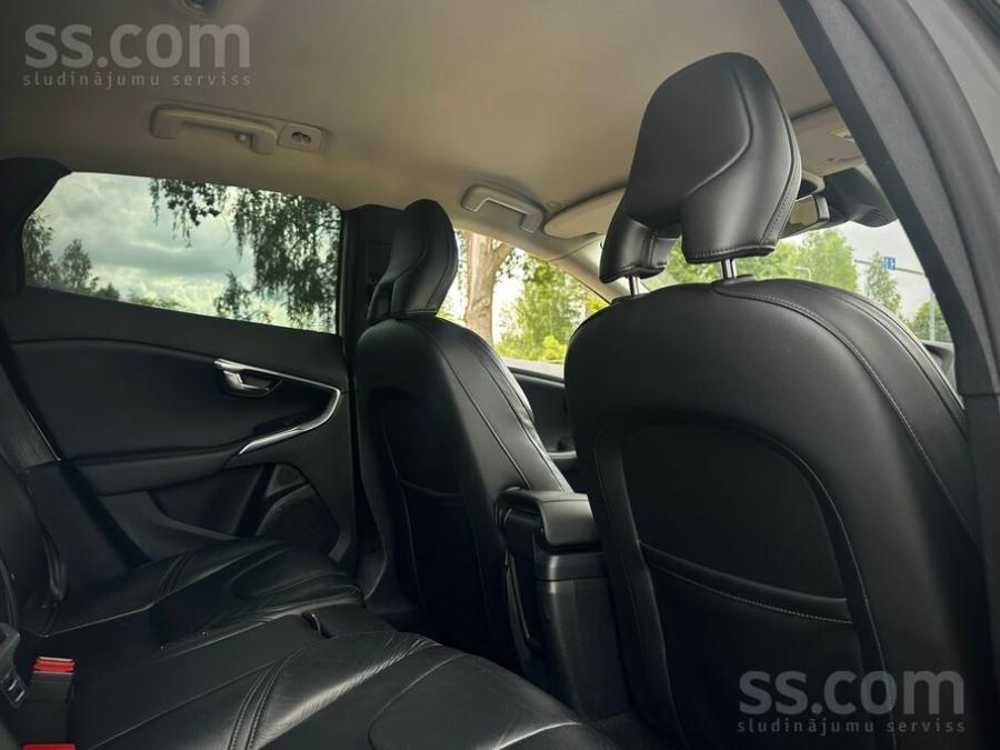 Volvo V40 2013 in Jelgava, with an engine capacity of 1.60 L and mileage of 0 thousand km for 7690 €, photo 13 on AUTOMOTO.COM.LV