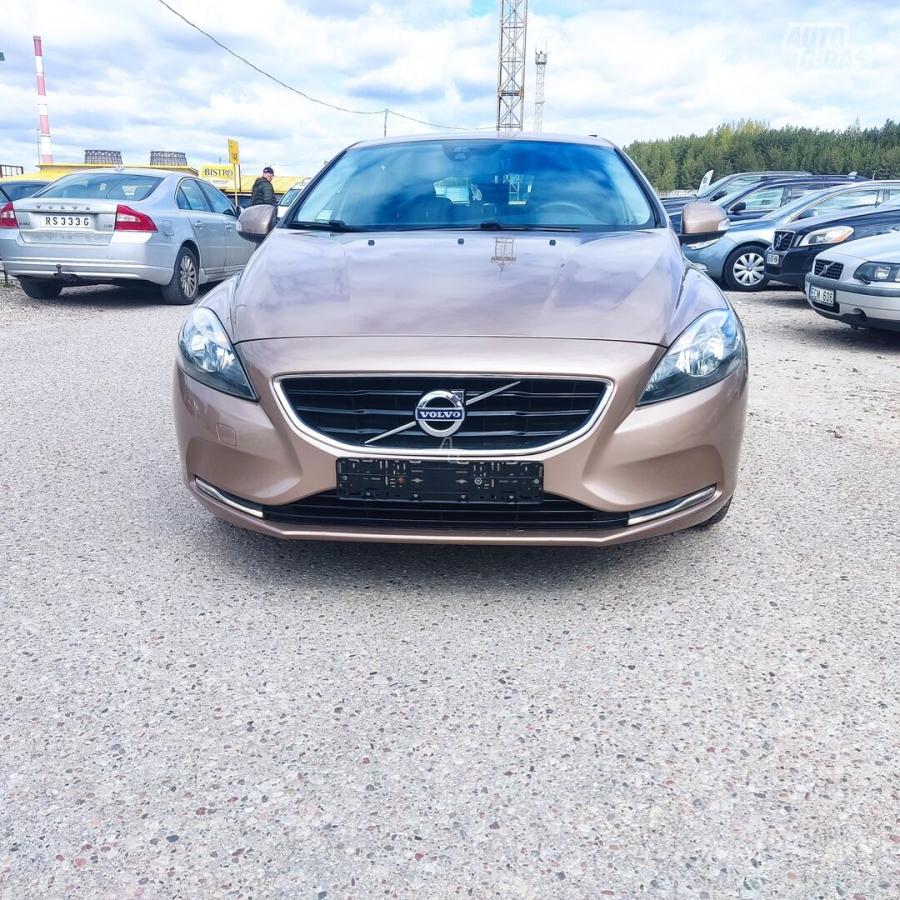 Volvo V40 2013 in Vilnius, with an engine capacity of 1.60 L and mileage of 270 thousand km for 5300 €, photo 3 on AUTOMOTO.COM.LV