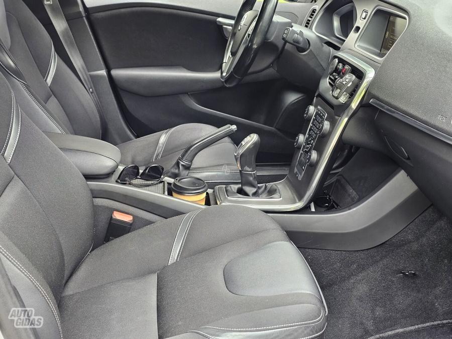 Volvo V40 2013 in Ariogala, with an engine capacity of 1.60 L and mileage of 291 thousand km for 4500 €, photo 10 on AUTOMOTO.COM.LV