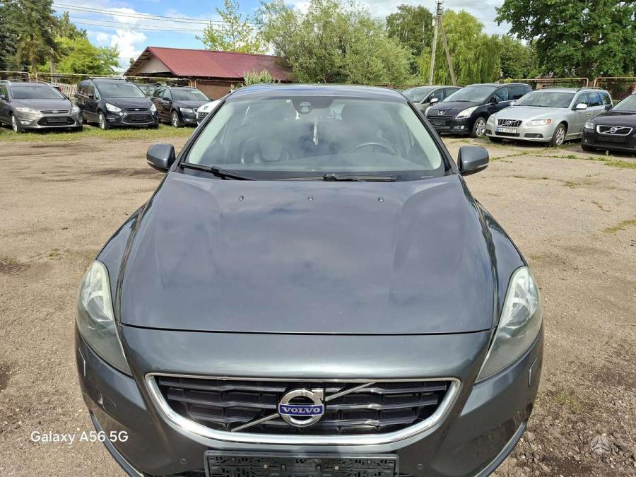 Volvo V40 2013 in Pasvalys, with an engine capacity of 1.56 L and mileage of 219 thousand km for 3750 €, photo 3 on AUTOMOTO.COM.LV