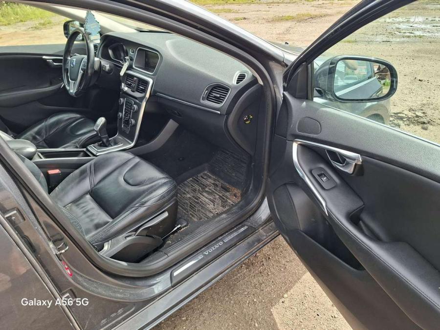 Volvo V40 2013 in Pasvalys, with an engine capacity of 1.56 L and mileage of 219 thousand km for 3750 €, photo 13 on AUTOMOTO.COM.LV
