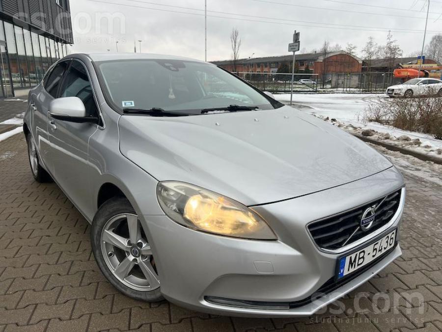 Volvo V40 2014 Rīga, ar dzinēja tilpumu 2.00 L un nobraukumu 0 tūkst. km par 5990 €, foto 1 vietnē AUTOMOTO.COM.LV
