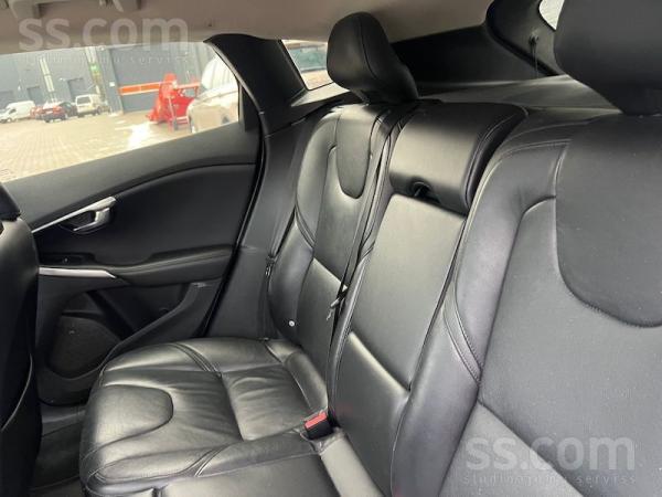 Volvo V40 2014 Rīga, ar dzinēja tilpumu 2.00 L un nobraukumu 0 tūkst. km par 5990 €, foto 9 vietnē AUTOMOTO.COM.LV