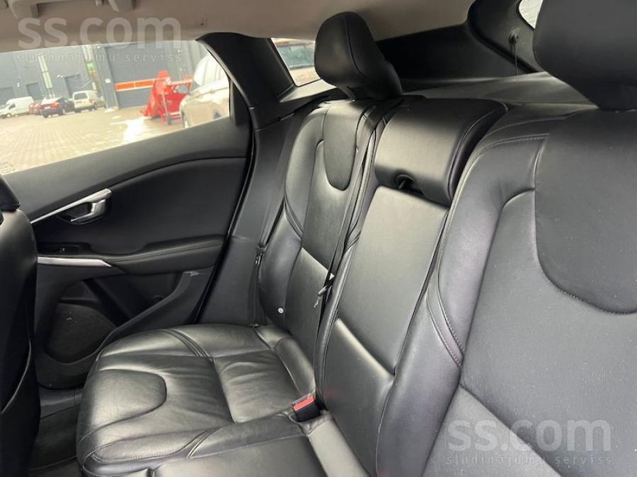 Volvo V40 2014 Rīga, ar dzinēja tilpumu 2.00 L un nobraukumu 0 tūkst. km par 5990 €, foto 9 vietnē AUTOMOTO.COM.LV