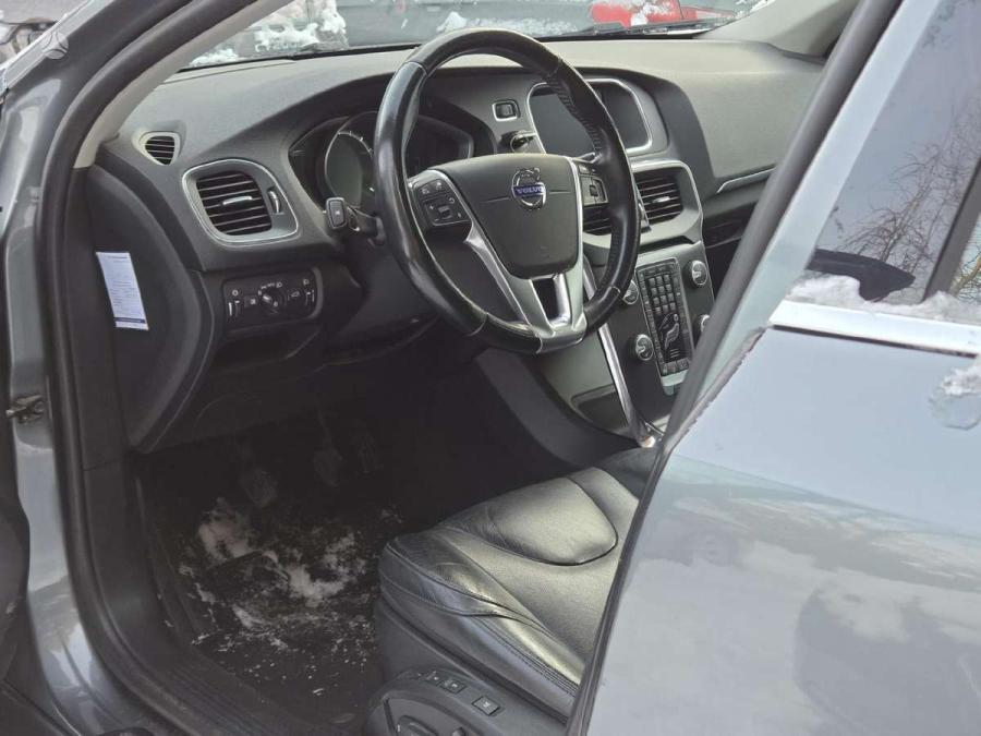 Volvo V40 2015 in Kaunas, with an engine capacity of 2.00 L and mileage of 300 thousand km for 6750 €, photo 6 on AUTOMOTO.COM.LV
