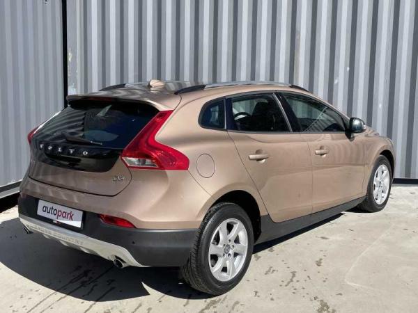 Volvo V40 2015 Viļņa, ar dzinēja tilpumu 1.98 L un nobraukumu 135 tūkst. km par 9300 €, foto 3 vietnē AUTOMOTO.COM.LV