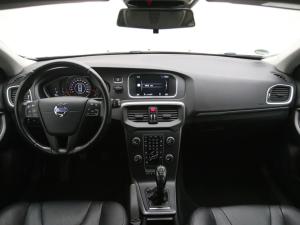 Volvo V40 2015 in Vilnius, with an engine capacity of 1.60 L and mileage of 141 thousand km for 9199 €, photo 3 on AUTOMOTO.COM.LV