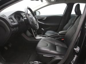 Volvo V40 2015 in Vilnius, with an engine capacity of 1.60 L and mileage of 141 thousand km for 9199 €, photo 5 on AUTOMOTO.COM.LV