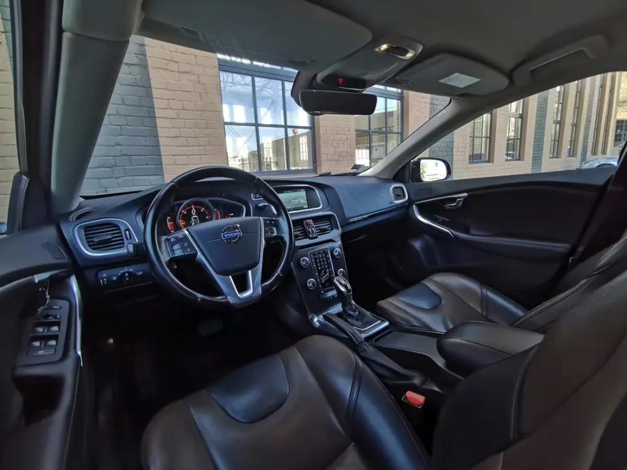 Volvo V40 2015 in Riga, with an engine capacity of 2.00 L and mileage of 248 thousand km for 9900 €, photo 6 on AUTOMOTO.COM.LV