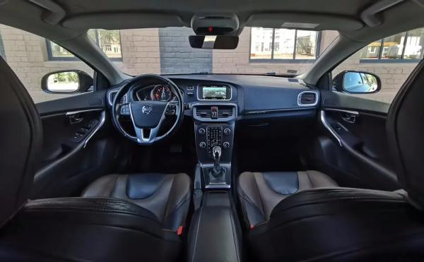 Volvo V40 2015 in Riga, with an engine capacity of 2.00 L and mileage of 248 thousand km for 9900 €, photo 6 on AUTOMOTO.COM.LV