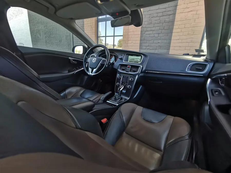 Volvo V40 2015 in Riga, with an engine capacity of 2.00 L and mileage of 248 thousand km for 9900 €, photo 8 on AUTOMOTO.COM.LV