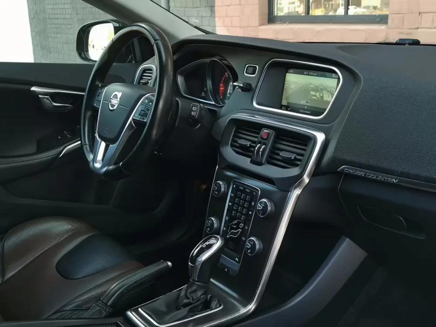 Volvo V40 2015 in Riga, with an engine capacity of 2.00 L and mileage of 248 thousand km for 9900 €, photo 11 on AUTOMOTO.COM.LV