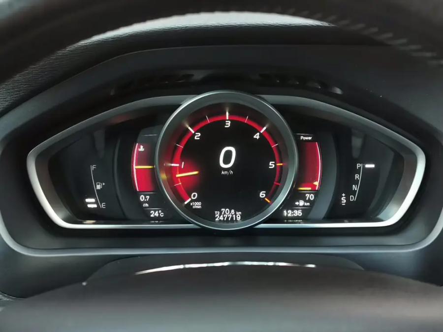 Volvo V40 2015 in Riga, with an engine capacity of 2.00 L and mileage of 248 thousand km for 9900 €, photo 13 on AUTOMOTO.COM.LV