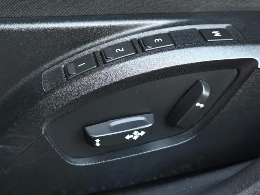 Volvo V40 2015 in Riga, with an engine capacity of 2.00 L and mileage of 248 thousand km for 9900 €, photo 18 on AUTOMOTO.COM.LV