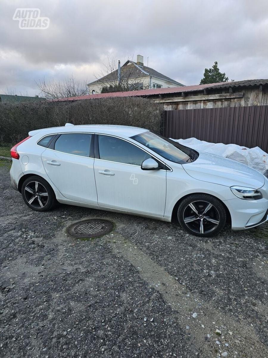Volvo V40 2016 in Lazdijai, with an engine capacity of 2.00 L and mileage of 105 thousand km for 3300 €, photo 1 on AUTOMOTO.COM.LV