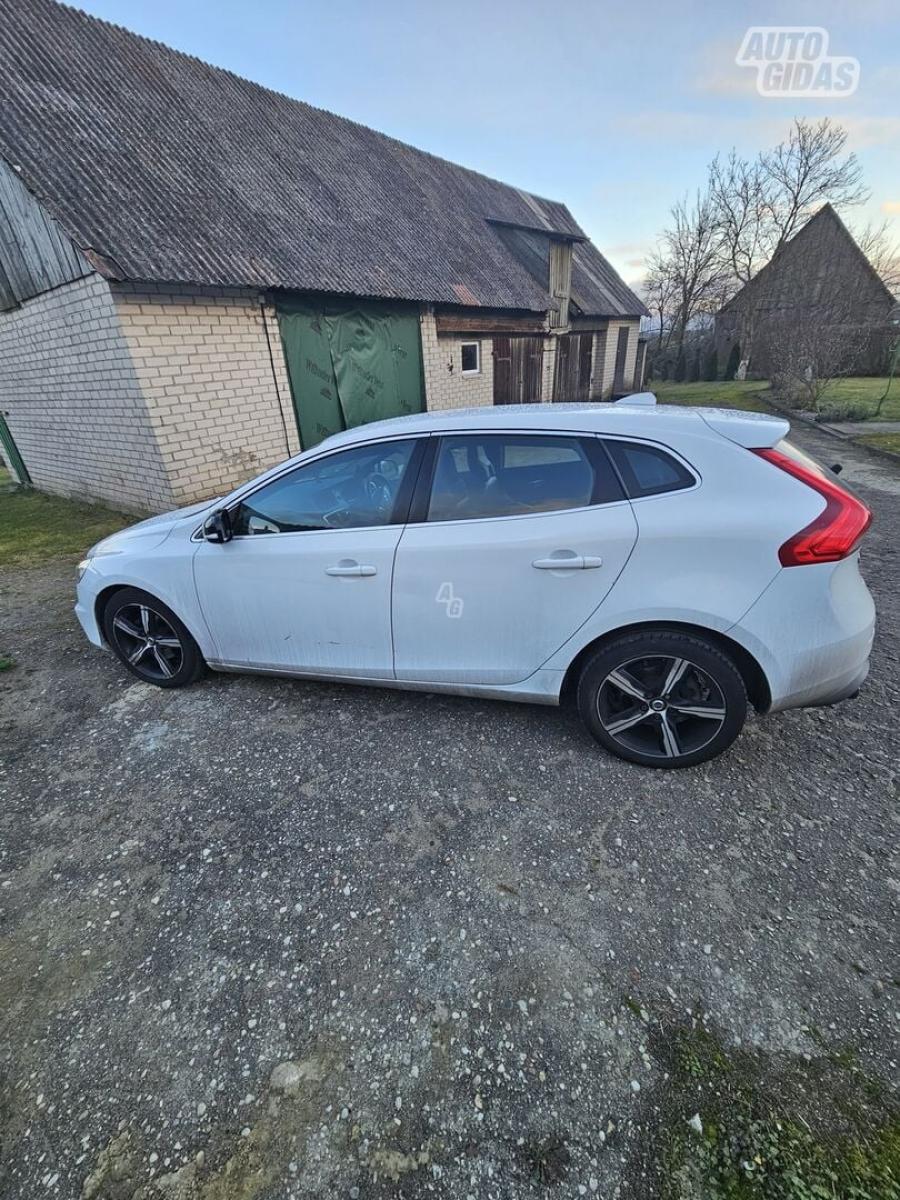 Volvo V40 2016 in Lazdijai, with an engine capacity of 2.00 L and mileage of 105 thousand km for 3300 €, photo 2 on AUTOMOTO.COM.LV