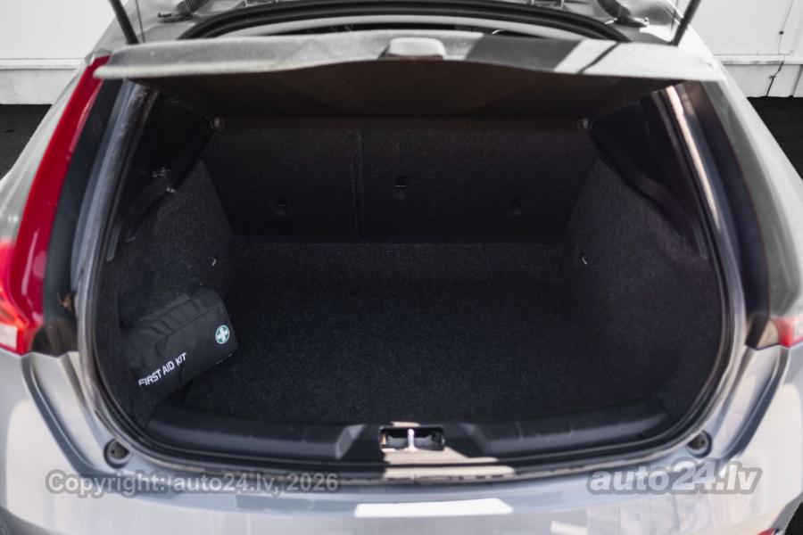 Volvo V40 2016 Tallina, ar dzinēja tilpumu 2.00 L un nobraukumu 276 tūkst. km par 9999 €, foto 13 vietnē AUTOMOTO.COM.LV