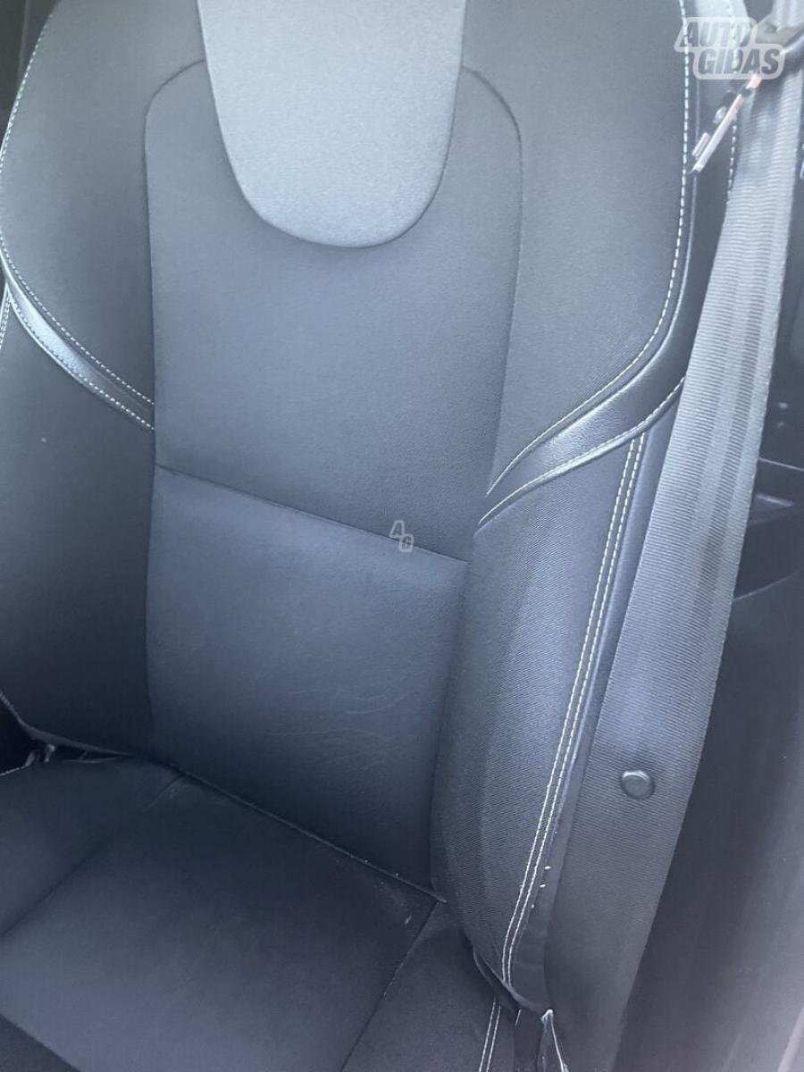 Volvo V40 2016 in Jurbarkas, with an engine capacity of 1.60 L and mileage of 305 thousand km for 5150 €, photo 3 on AUTOMOTO.COM.LV
