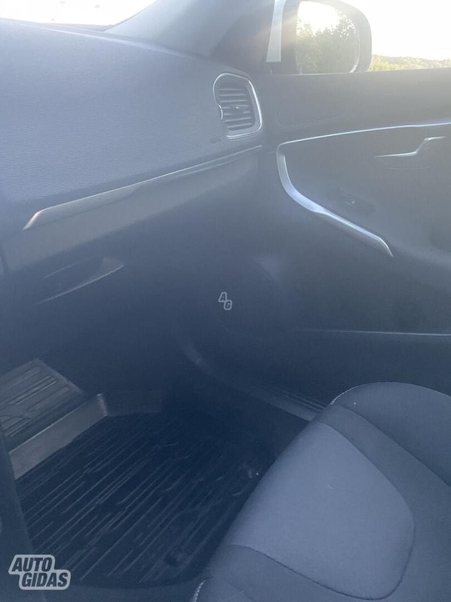 Volvo V40 2016 in Jurbarkas, with an engine capacity of 1.60 L and mileage of 305 thousand km for 5150 €, photo 7 on AUTOMOTO.COM.LV