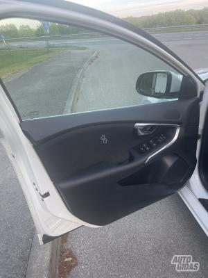 Volvo V40 2016 in Jurbarkas, with an engine capacity of 1.60 L and mileage of 305 thousand km for 5150 €, photo 12 on AUTOMOTO.COM.LV
