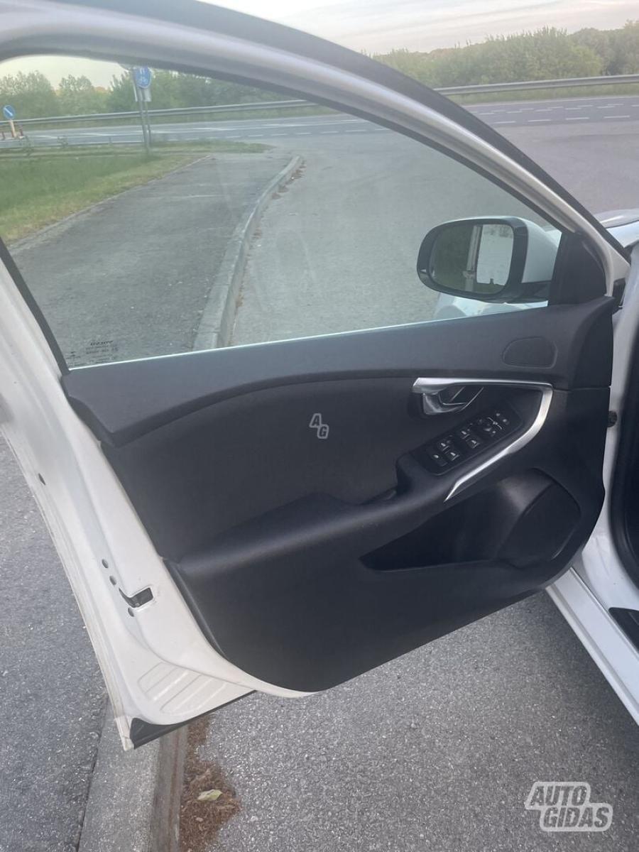 Volvo V40 2016 in Jurbarkas, with an engine capacity of 1.60 L and mileage of 305 thousand km for 5150 €, photo 12 on AUTOMOTO.COM.LV