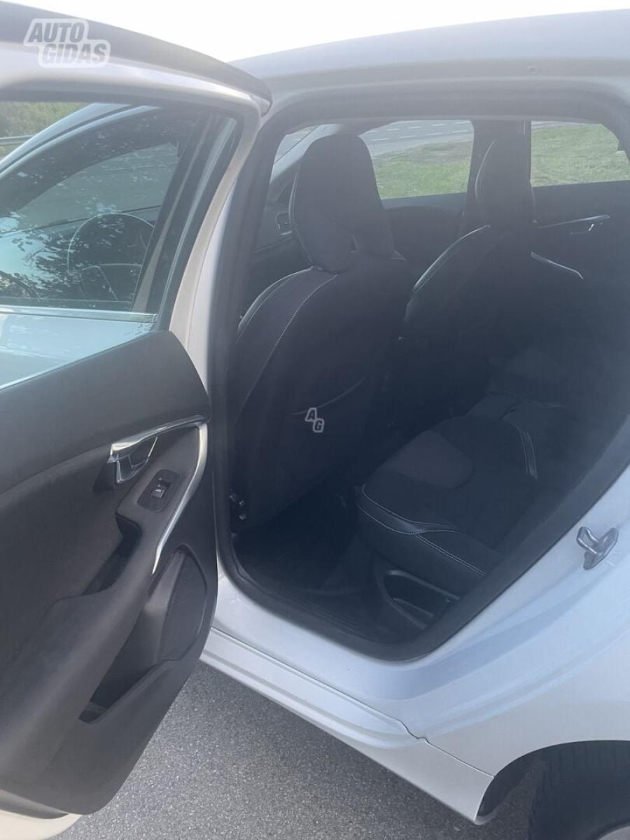 Volvo V40 2016 in Jurbarkas, with an engine capacity of 1.60 L and mileage of 305 thousand km for 5150 €, photo 13 on AUTOMOTO.COM.LV