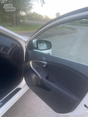 Volvo V40 2016 in Jurbarkas, with an engine capacity of 1.60 L and mileage of 305 thousand km for 5150 €, photo 14 on AUTOMOTO.COM.LV