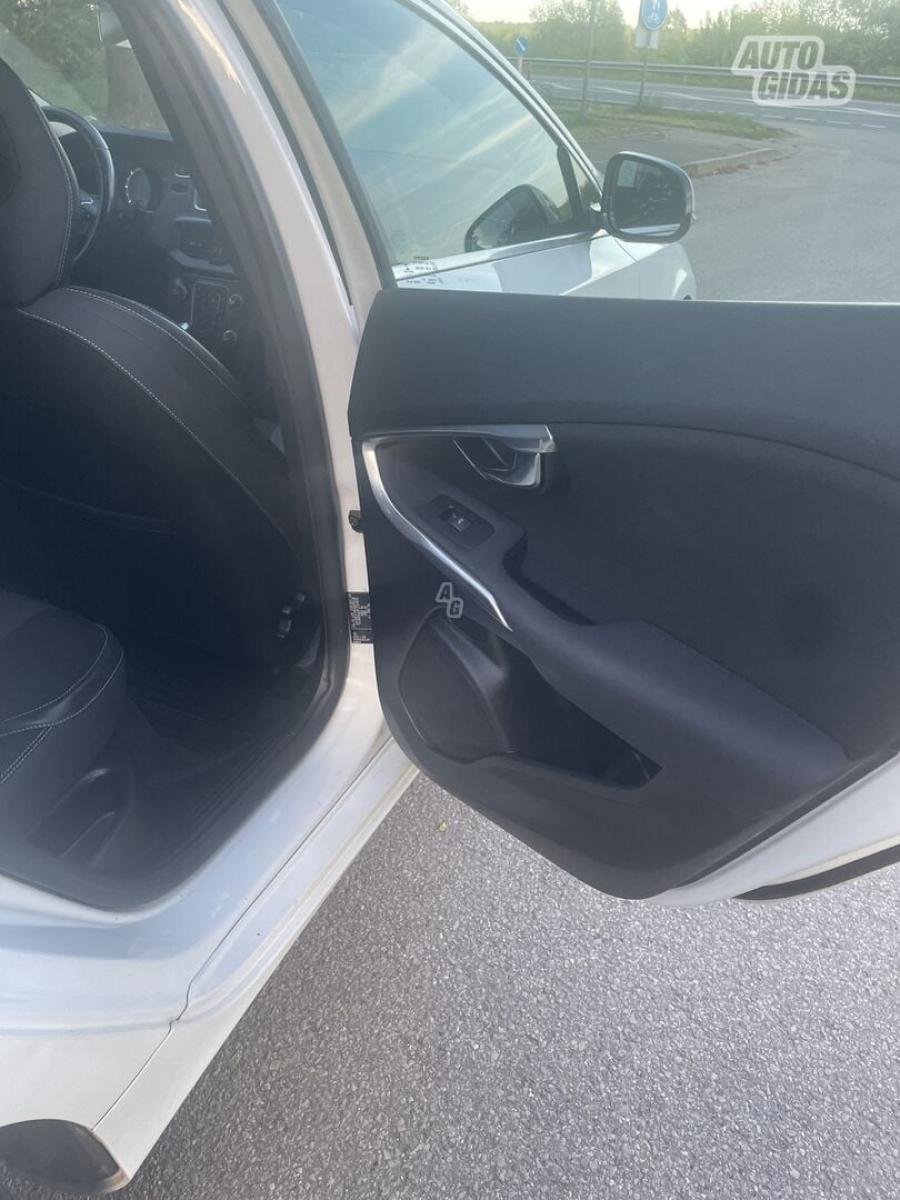 Volvo V40 2016 in Jurbarkas, with an engine capacity of 1.60 L and mileage of 305 thousand km for 5150 €, photo 16 on AUTOMOTO.COM.LV
