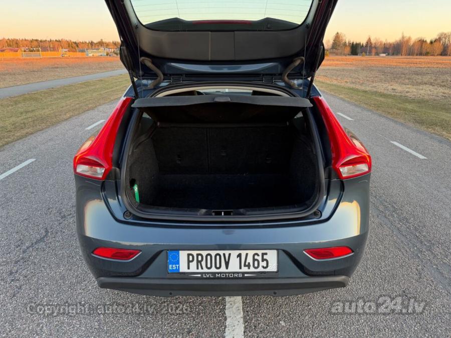 Volvo V40 2017 in Tallinn, with an engine capacity of 2.00 L and mileage of 278 thousand km for 8990 €, photo 15 on AUTOMOTO.COM.LV
