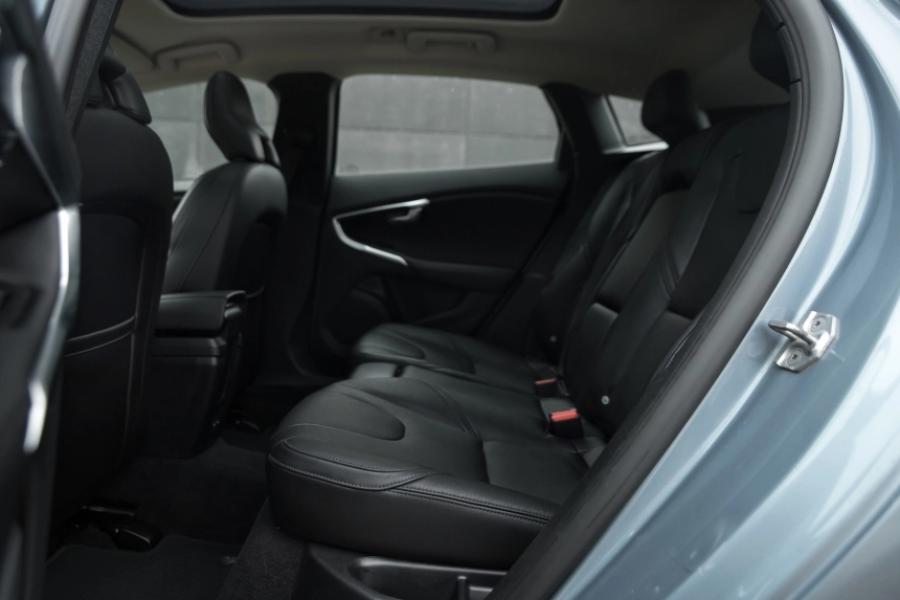 Volvo V40 2017 Rīga, ar dzinēja tilpumu 2.00 L un nobraukumu 220 tūkst. km par 13990 €, foto 14 vietnē AUTOMOTO.COM.LV