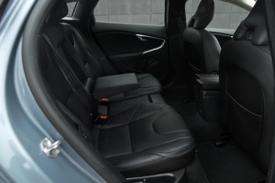 Volvo V40 2017 Rīga, ar dzinēja tilpumu 2.00 L un nobraukumu 220 tūkst. km par 13990 €, foto 15 vietnē AUTOMOTO.COM.LV