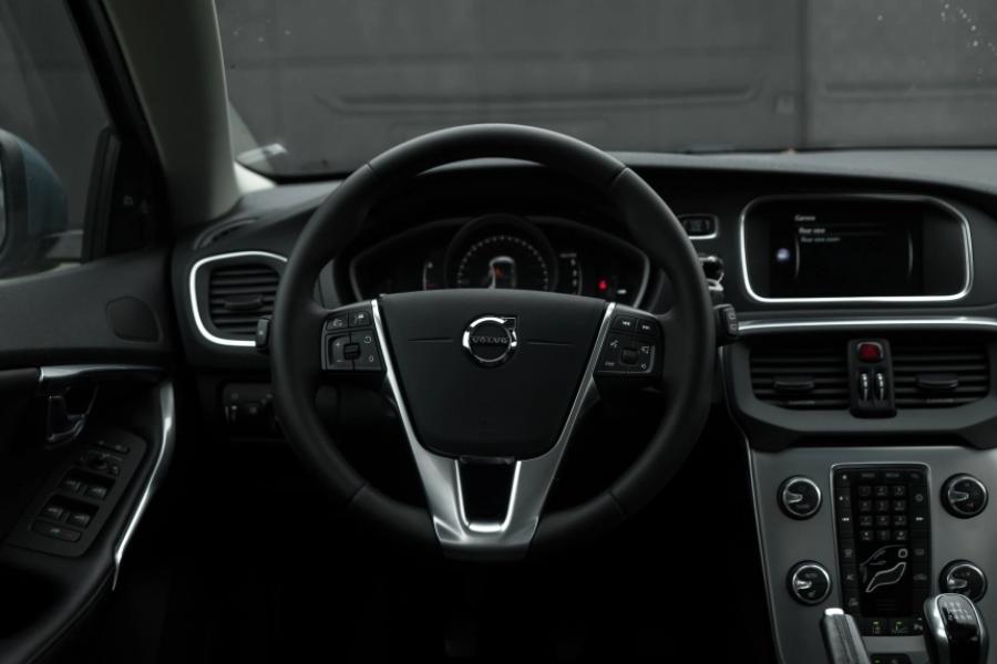 Volvo V40 2017 Rīga, ar dzinēja tilpumu 2.00 L un nobraukumu 220 tūkst. km par 13990 €, foto 18 vietnē AUTOMOTO.COM.LV