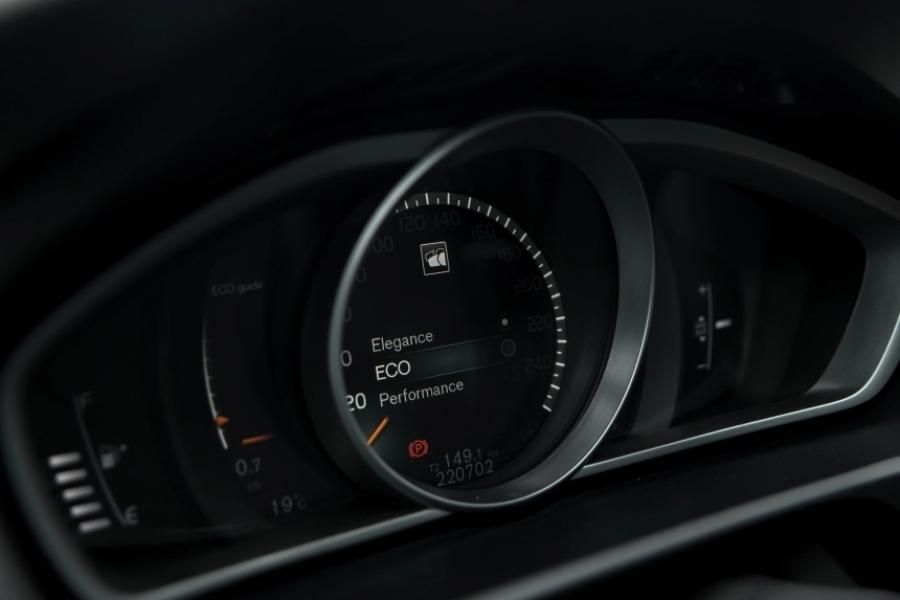 Volvo V40 2017 Rīga, ar dzinēja tilpumu 2.00 L un nobraukumu 220 tūkst. km par 13990 €, foto 20 vietnē AUTOMOTO.COM.LV