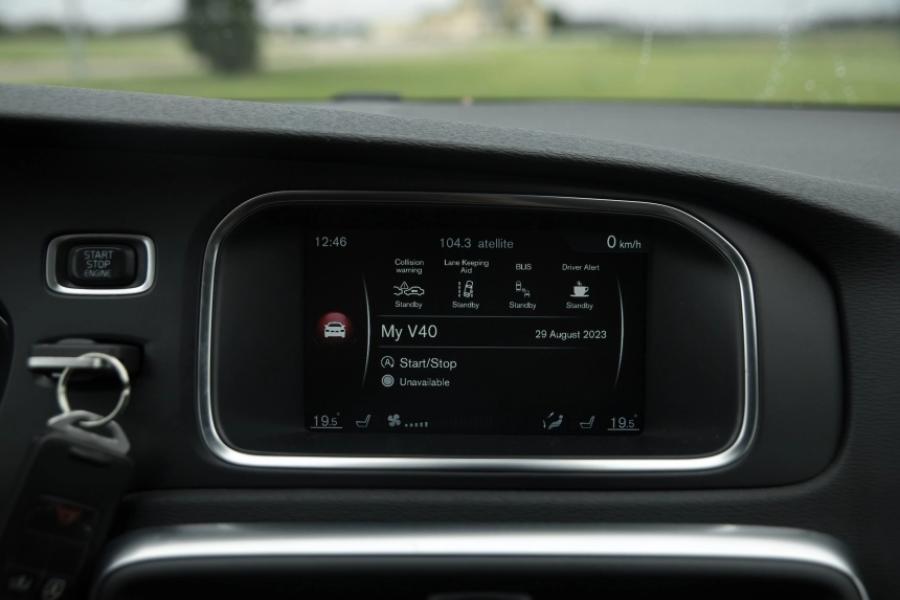 Volvo V40 2017 Rīga, ar dzinēja tilpumu 2.00 L un nobraukumu 220 tūkst. km par 13990 €, foto 23 vietnē AUTOMOTO.COM.LV