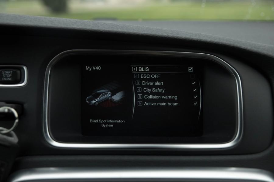 Volvo V40 2017 Rīga, ar dzinēja tilpumu 2.00 L un nobraukumu 220 tūkst. km par 13990 €, foto 24 vietnē AUTOMOTO.COM.LV
