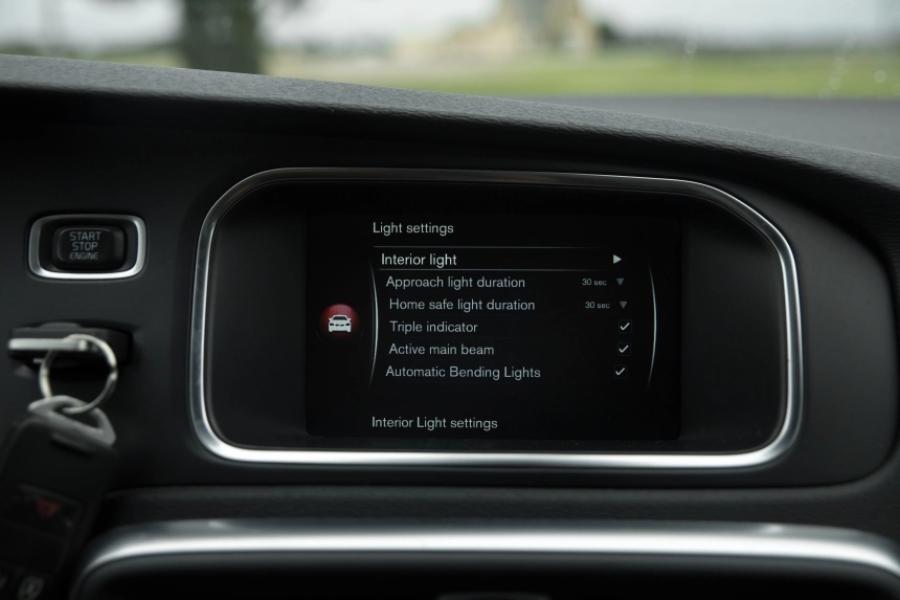 Volvo V40 2017 Rīga, ar dzinēja tilpumu 2.00 L un nobraukumu 220 tūkst. km par 13990 €, foto 26 vietnē AUTOMOTO.COM.LV