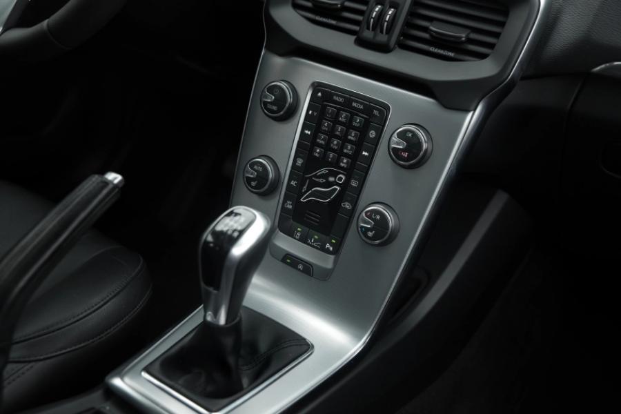 Volvo V40 2017 Rīga, ar dzinēja tilpumu 2.00 L un nobraukumu 220 tūkst. km par 13990 €, foto 29 vietnē AUTOMOTO.COM.LV
